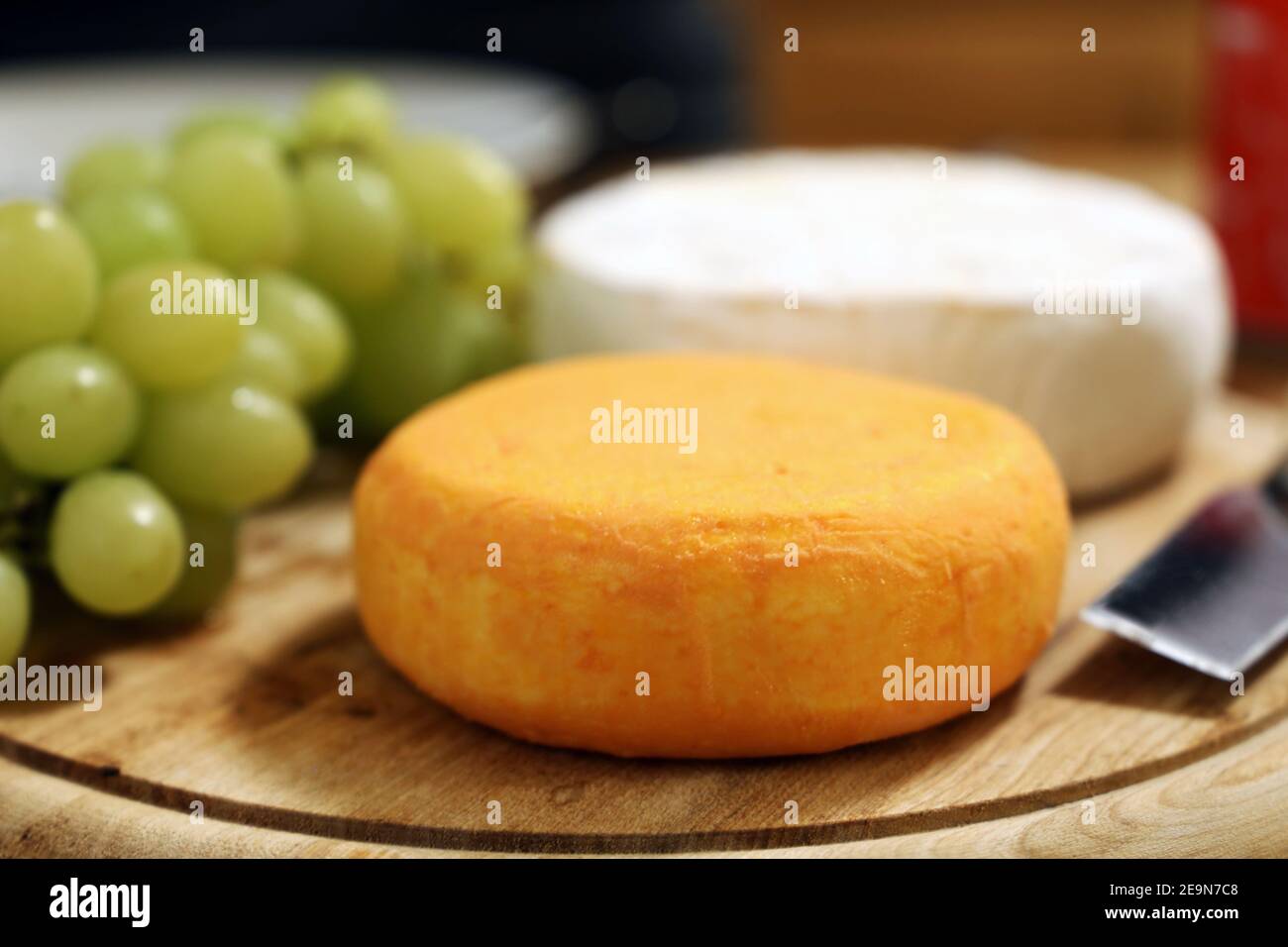 Plateau de fromages avec différents types de fromage doux et de raisins ...