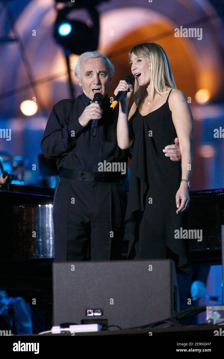 Le chanteur Charles Aznavour en concert avec sa fille Katia à Erevan ...