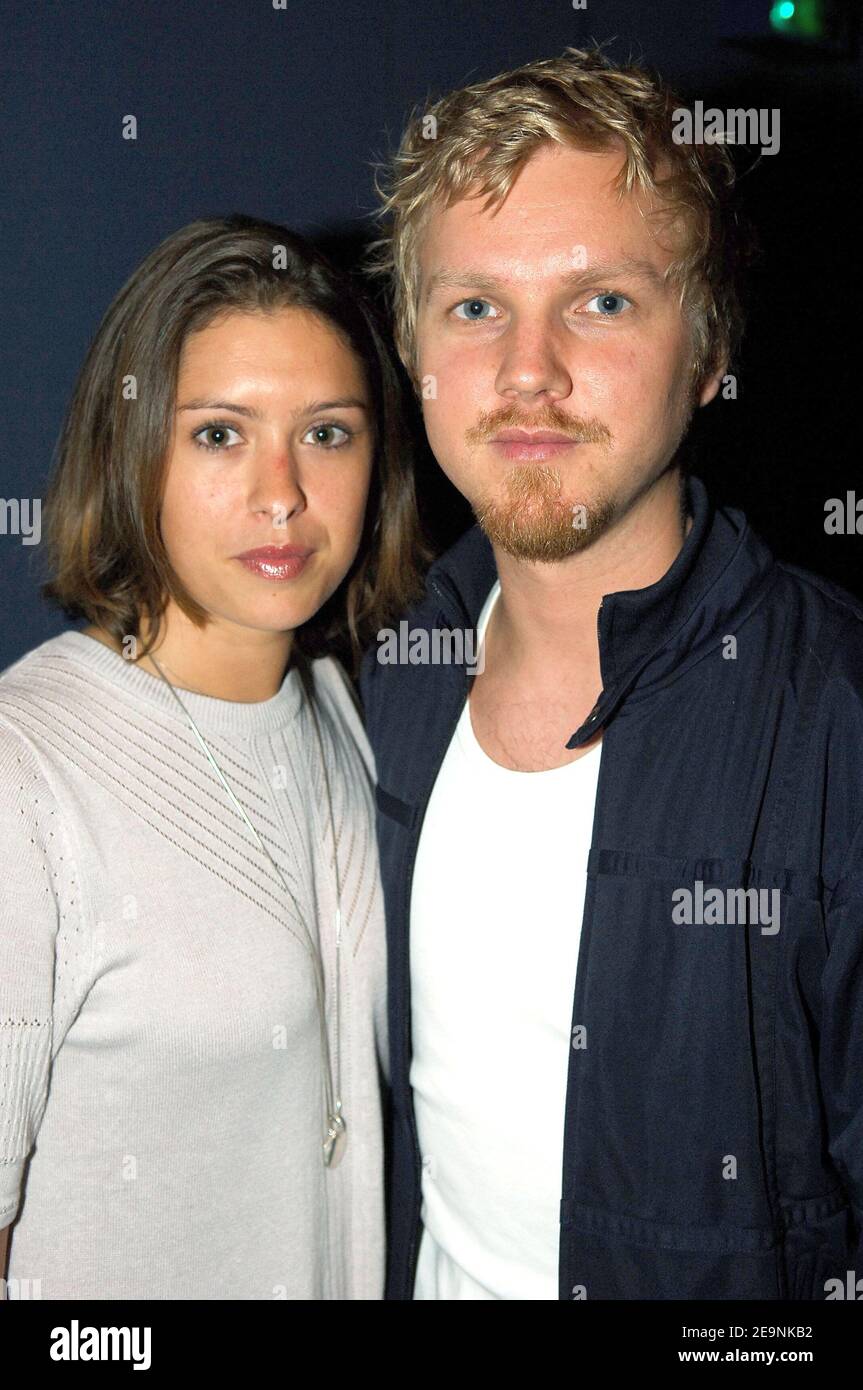 Benoit Poher, chanteur de Kyo pose avec sa copine à la première du ...