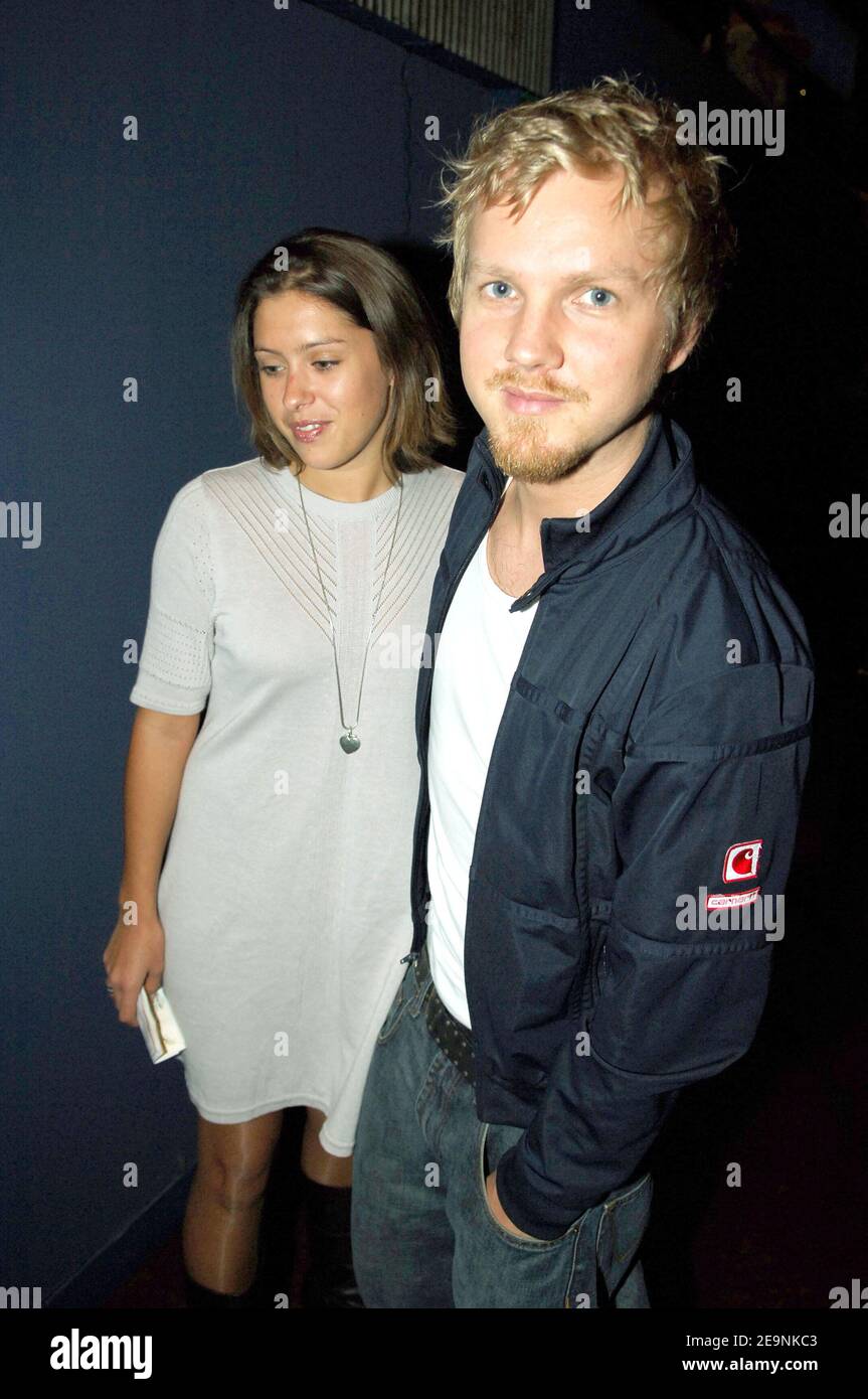 Benoit Poher, chanteur de Kyo pose avec sa copine à la première du ...
