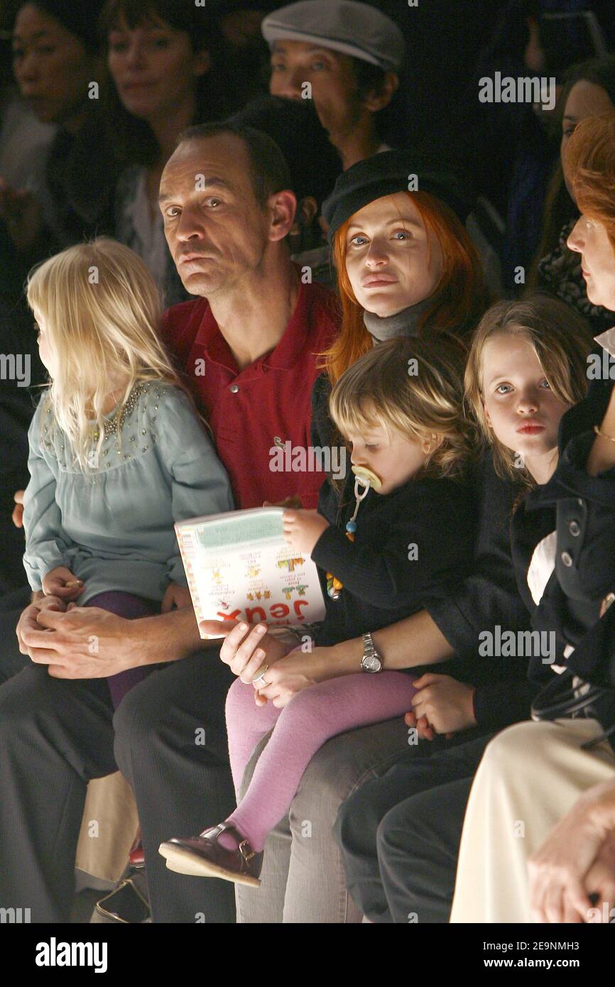 La chanteuse belge Axelle Red avec ses 3 enfants au salon de mode ...
