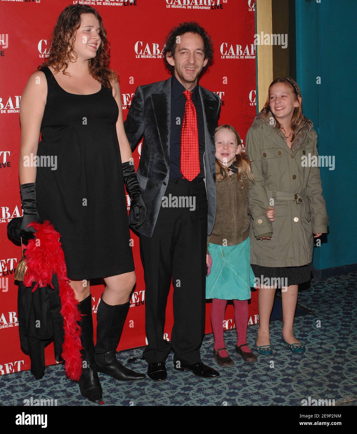 Arthur H pose avec sa famille lors de la première de Gala pour la ...