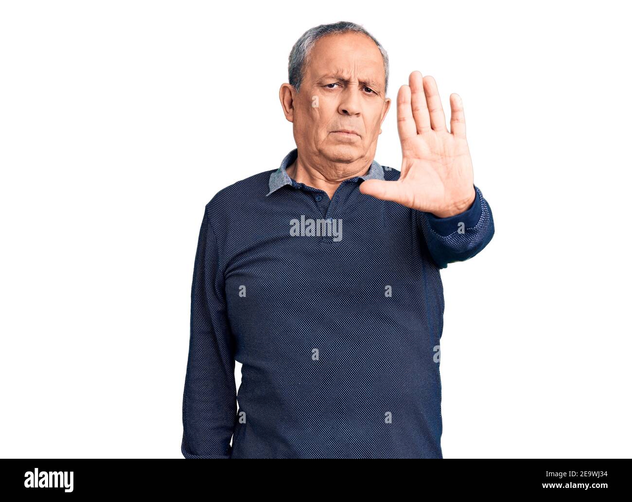 Homme de haut niveau portant un polo décontracté ne chantent plus avec ...