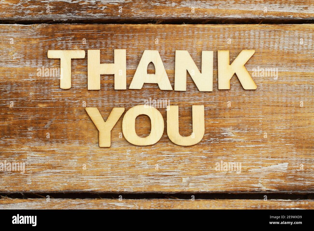 Merci écrit avec des lettres de bois sur la surface rustique merci ...