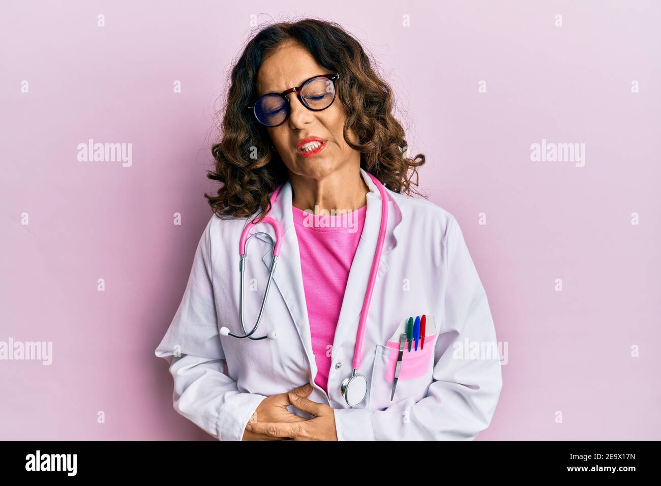 Femme hispanique d'âge moyen portant l'uniforme de médecin et des ...
