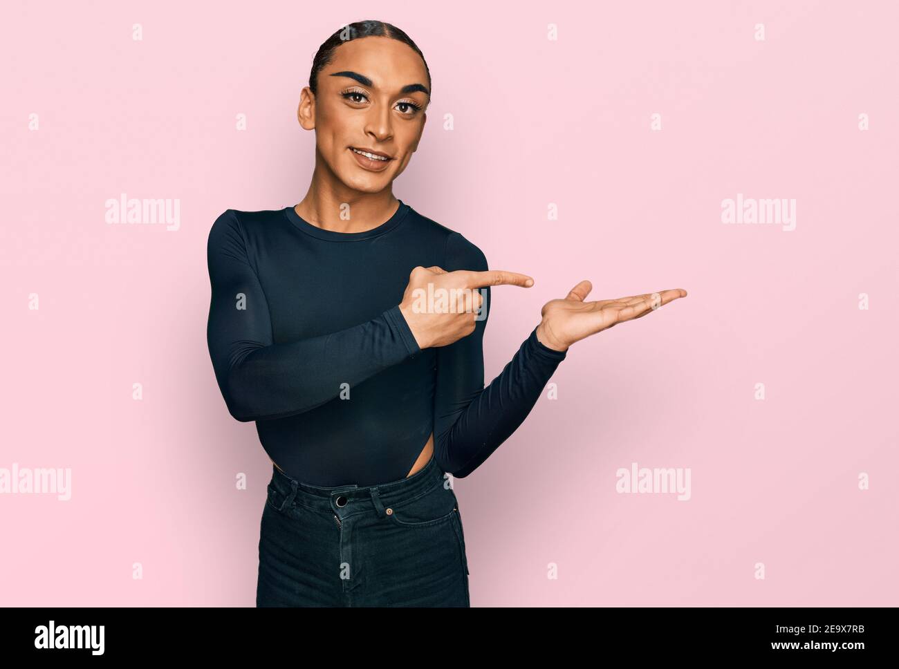 Homme transgenre hispanique portant un maquillage et des cheveux longs ...