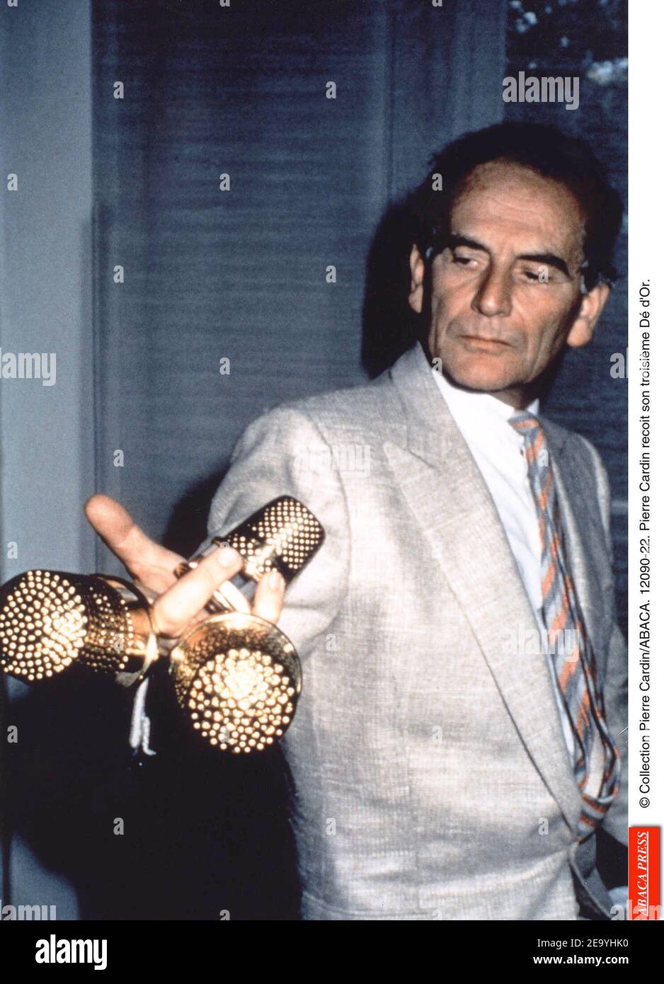 Pierre Cardin chez lui dans son bureau. Archives personnelles avec ...