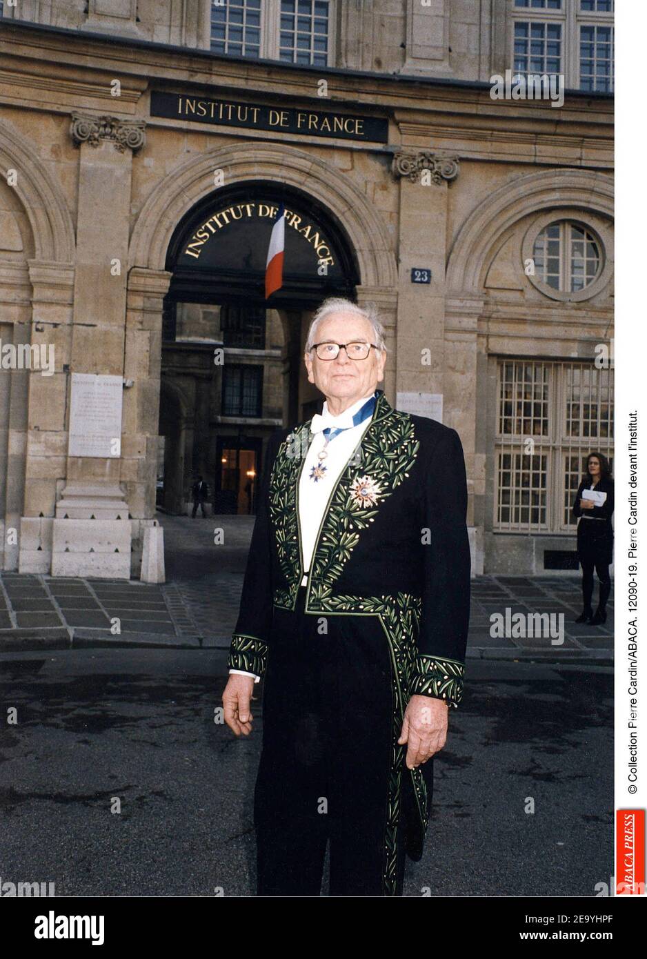 Pierre Cardin chez lui dans son bureau. Archives personnelles avec ...