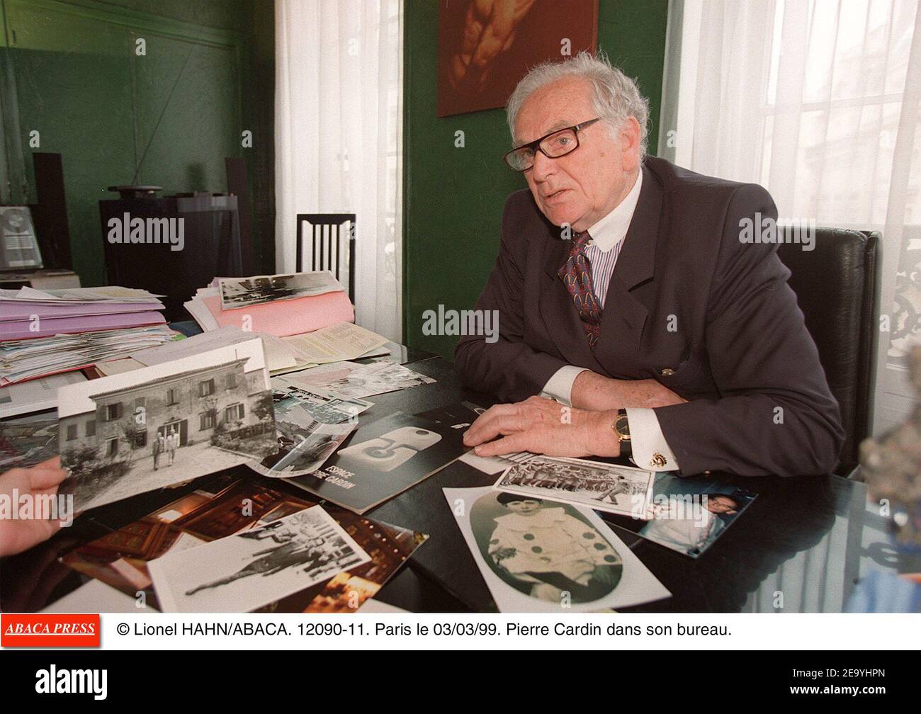 Pierre Cardin chez lui dans son bureau. Archives personnelles avec ...