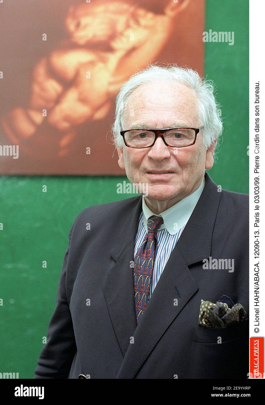 Pierre Cardin chez lui dans son bureau. Archives personnelles avec ...