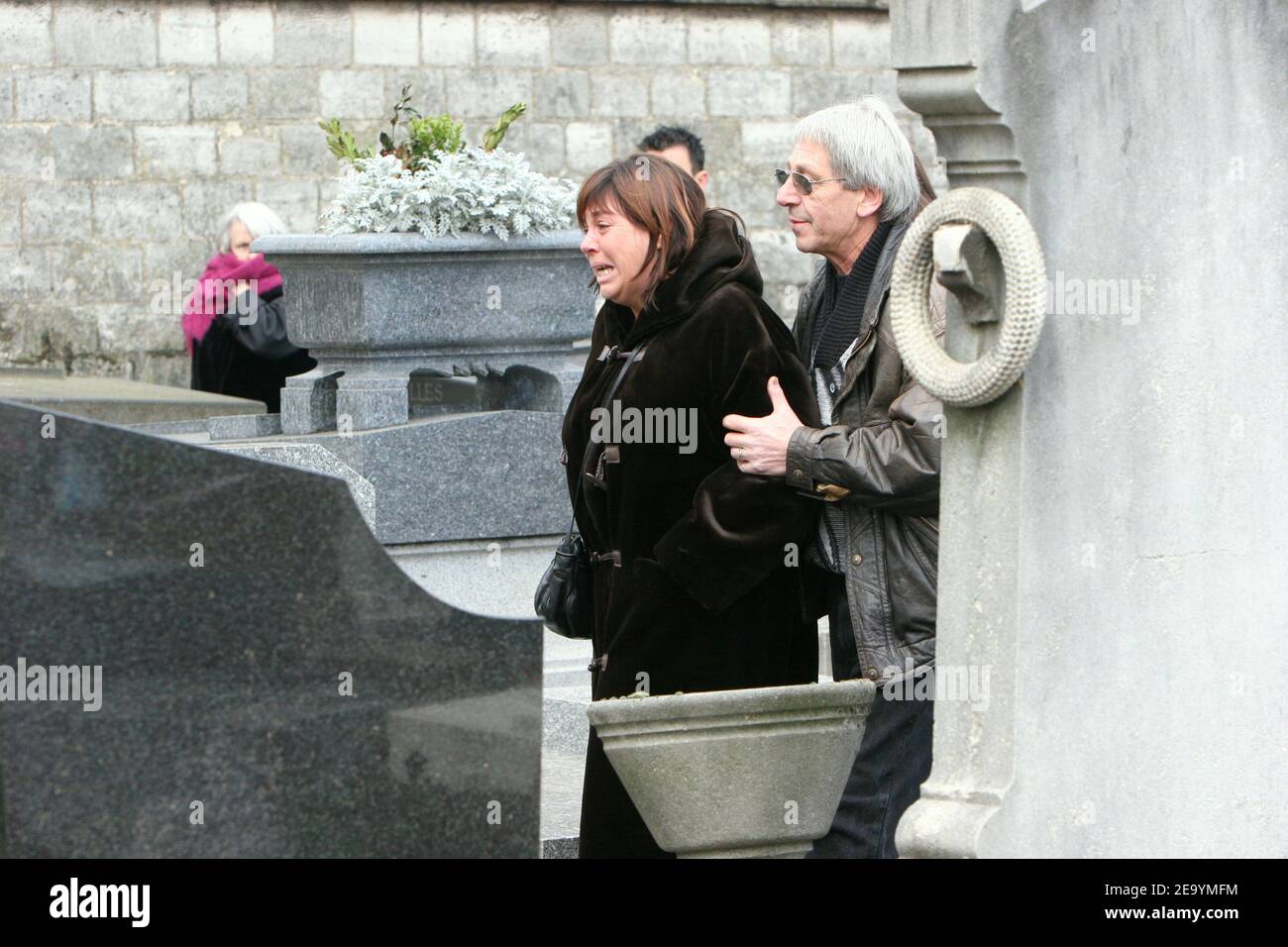 L'actrice française Michele Bernier aux funérailles de son père ...