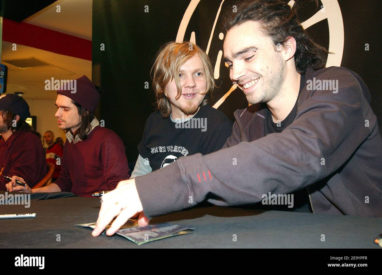 Groupe de rock français Kyo lors d'une séance d'autographes pour la ...