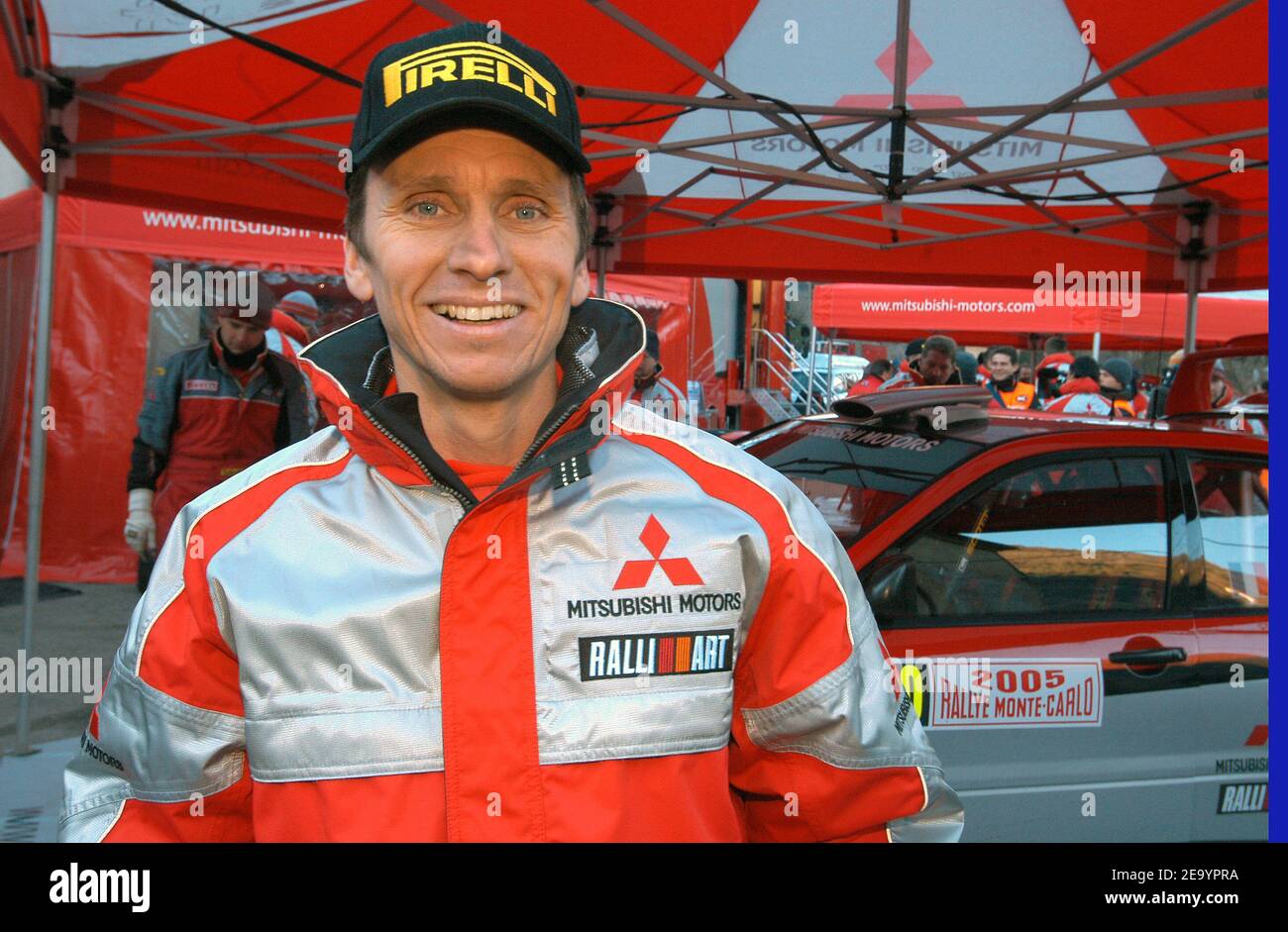Le pilote de rallye Gilles Panizzi de France pose devant son Mitsubishi ...
