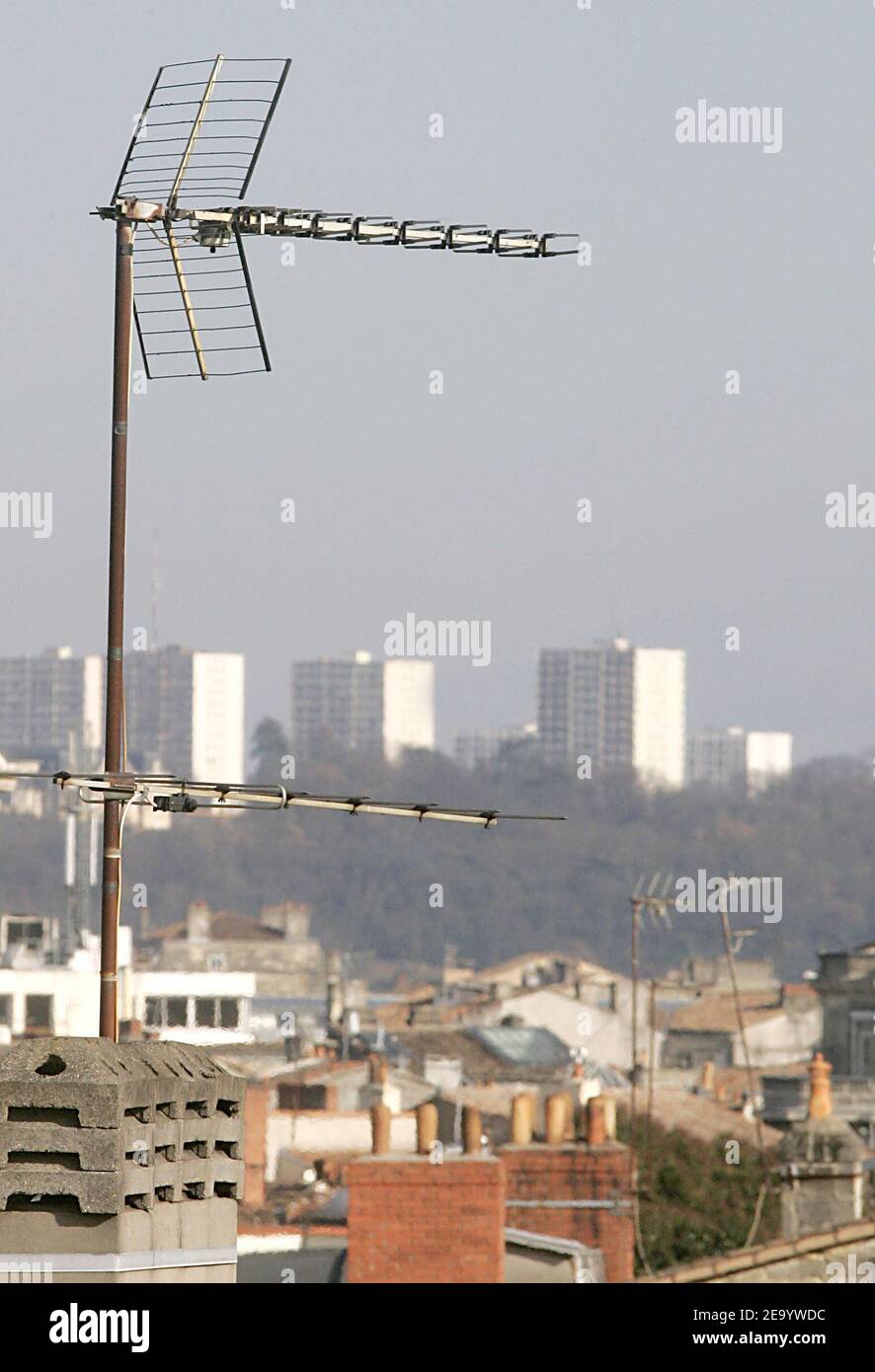Antennes extérieures analogiques illustrées sur les toits de maisons à ...