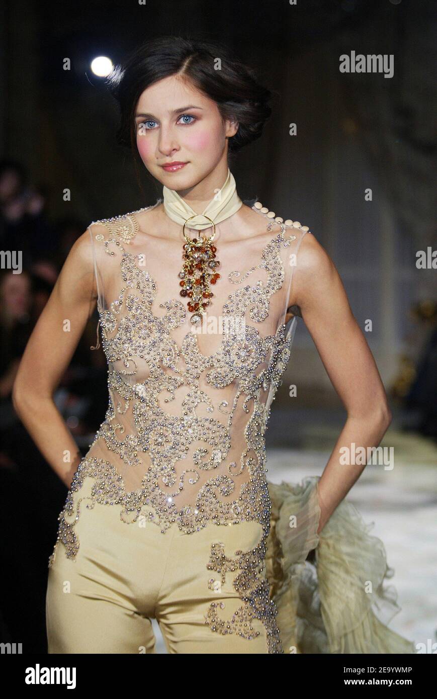 Un modèle présente une création du designer libanais Dany Atrache pour sa présentation de la ...