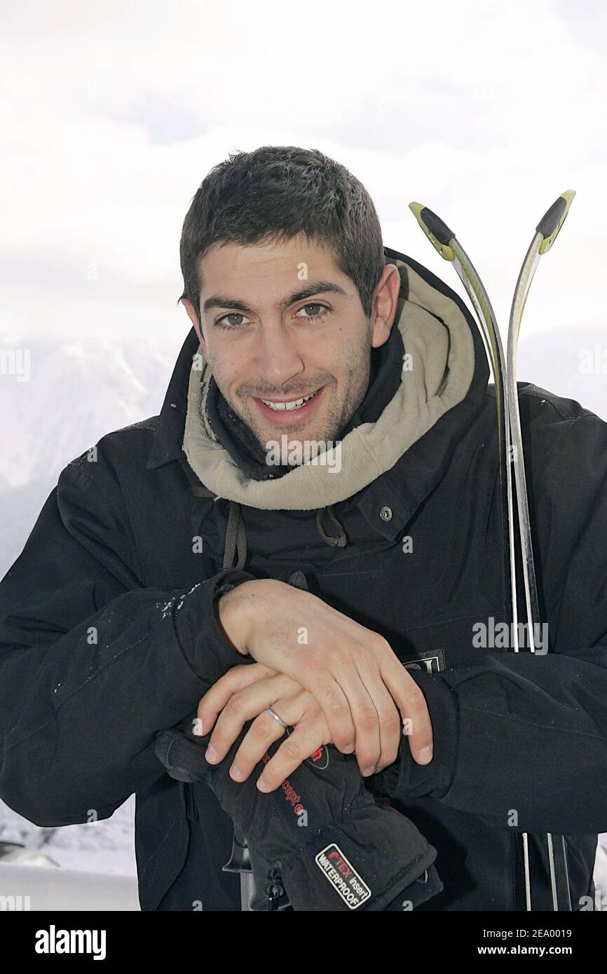 L'acteur français Mathieu Delarive pose comme acteur de la série ...
