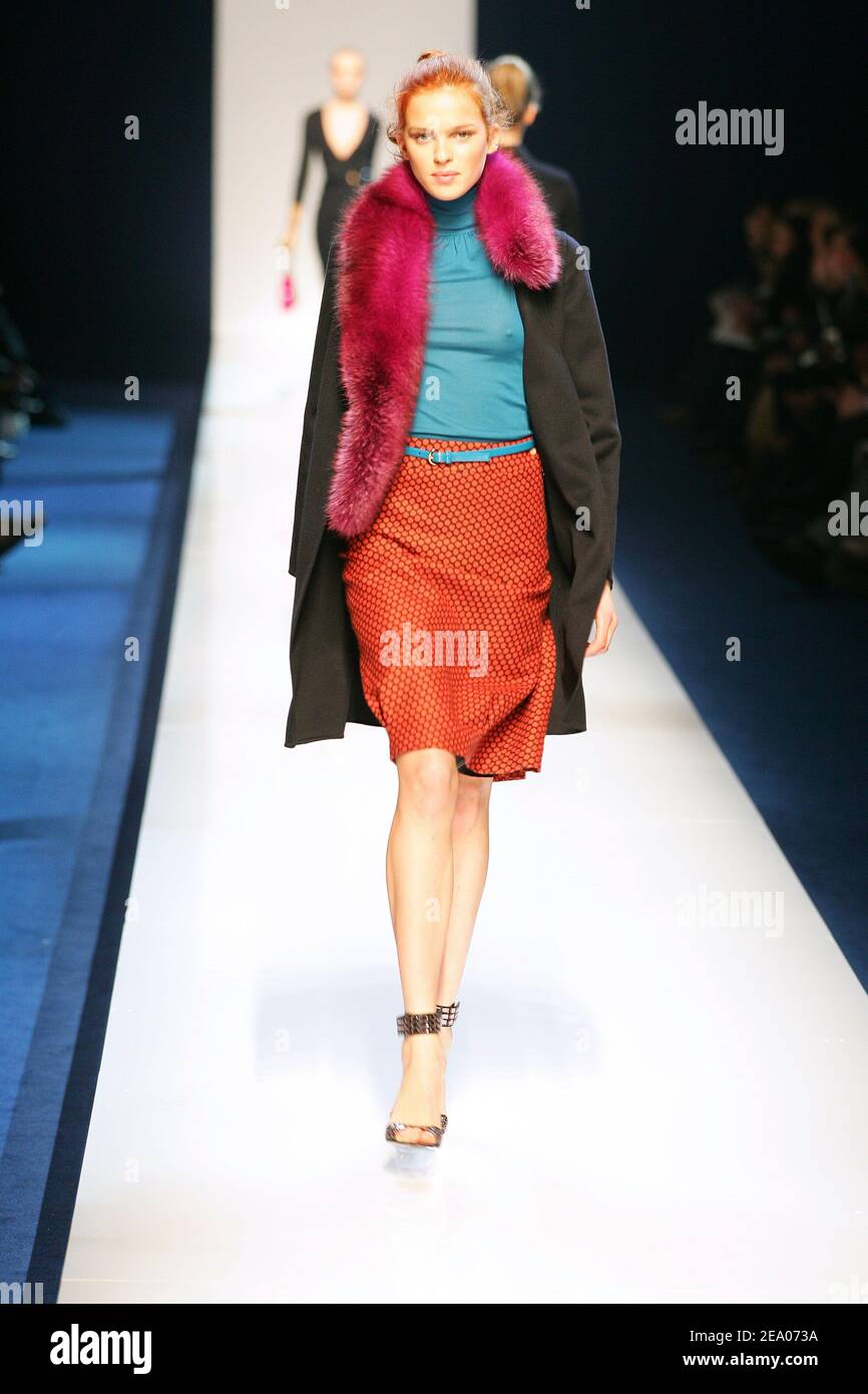 Un modèle présente une création du designer italien Roberto Menichetti ...