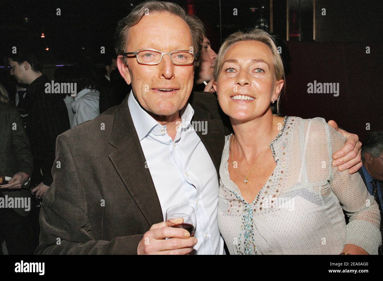 Le présentateur de télévision Roger Zabel et son épouse lors d'une fête ...