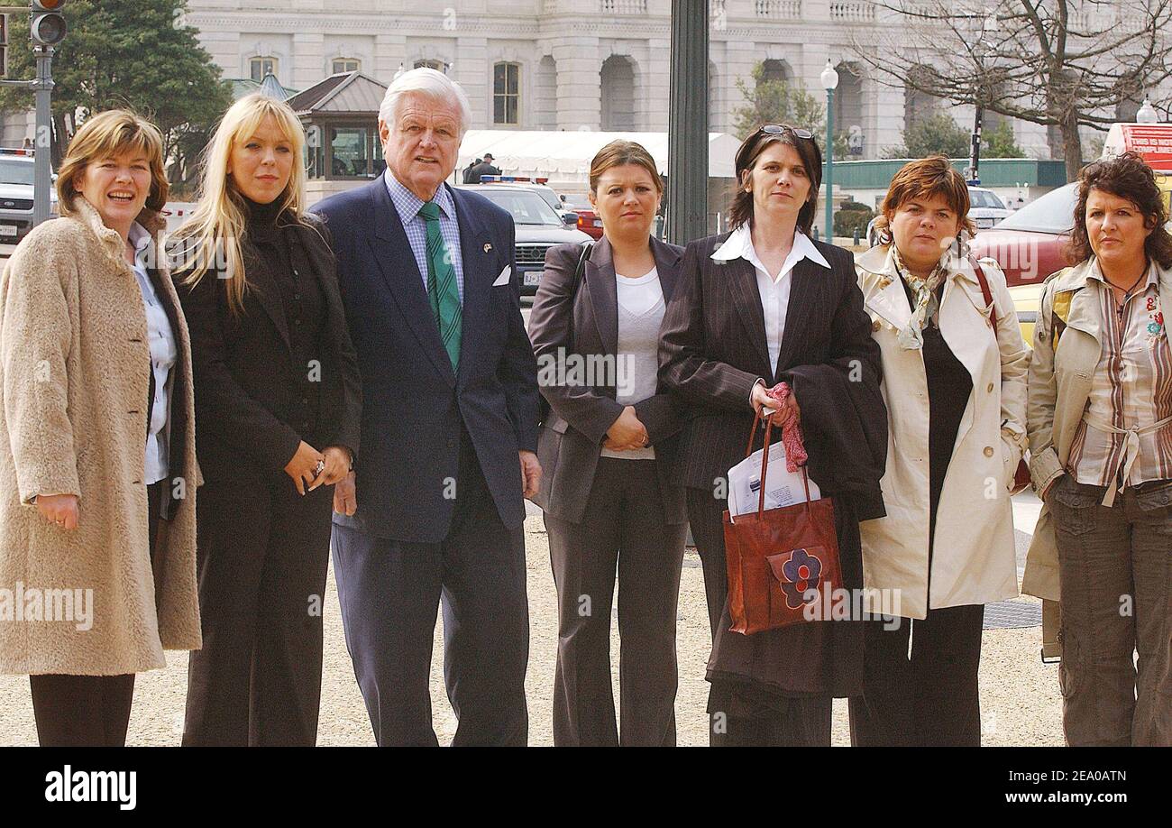 Le sénateur américain Edward Kennedy pose avec (G-D) Gemma McCartney ...