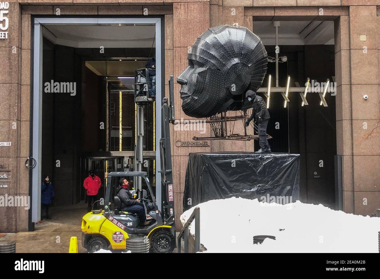 Talking Heads, une installation légère de l'artiste Viktor Vicsek, est installée à l'extérieur ...