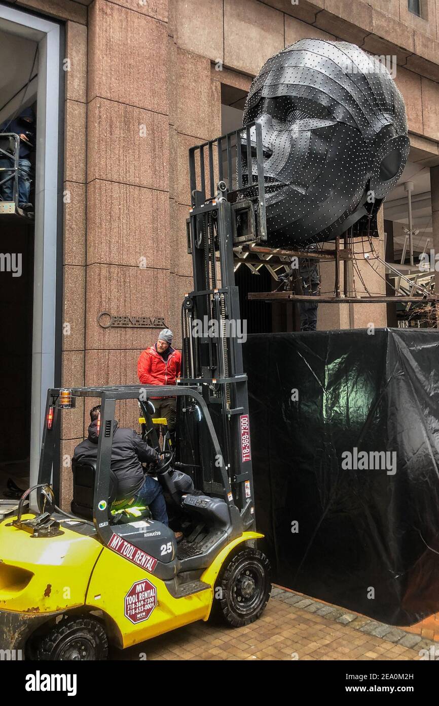 Talking Heads, une installation légère de l'artiste Viktor Vicsek, est installée à l'extérieur ...