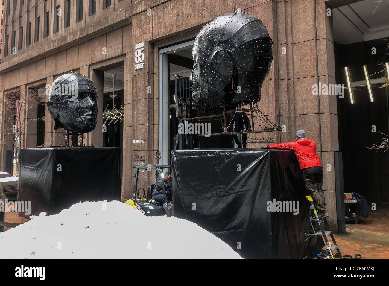 Talking Heads, une installation légère de l'artiste Viktor Vicsek, est installée à l'extérieur ...