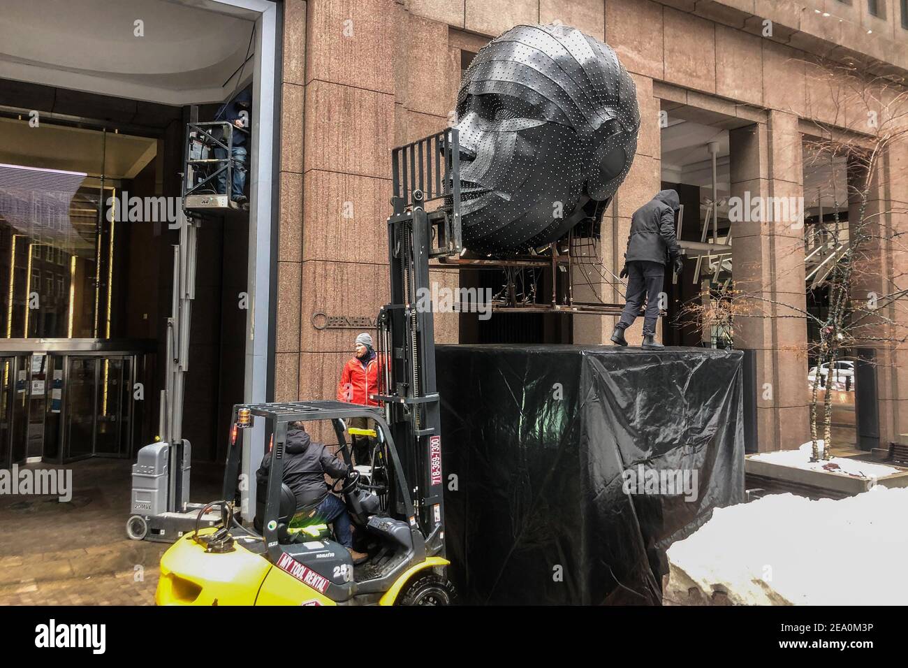 Talking Heads, une installation légère de l'artiste Viktor Vicsek, est installée à l'extérieur ...