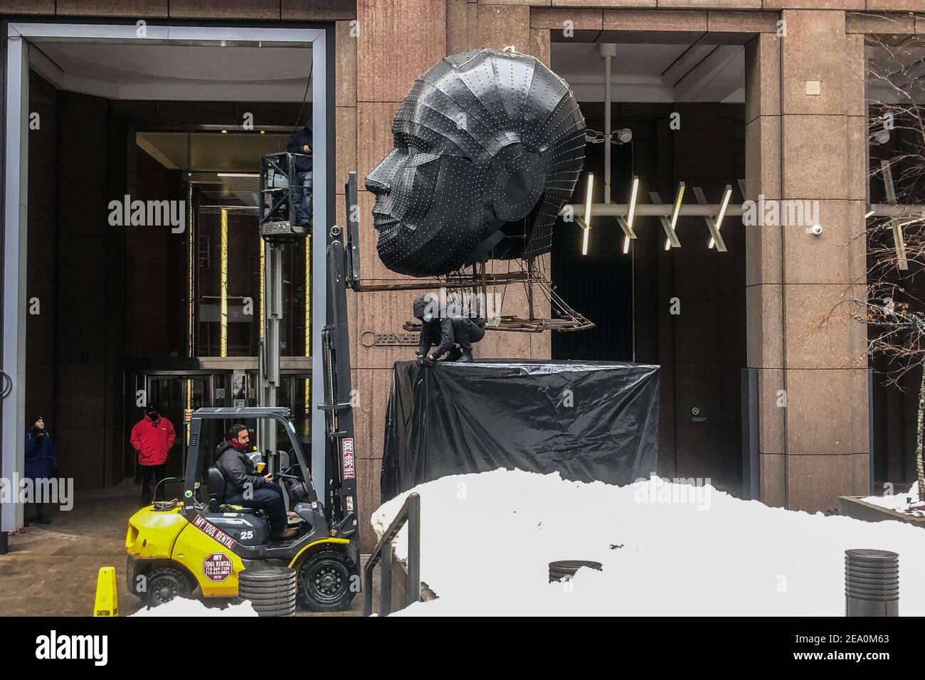Talking Heads, une installation légère de l'artiste Viktor Vicsek, est installée à l'extérieur ...