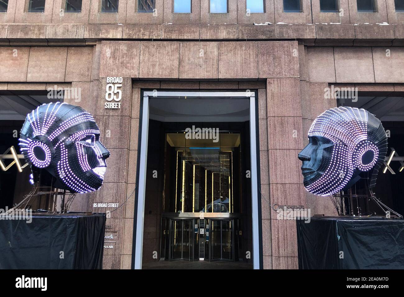 Talking Heads, une installation légère de l'artiste Viktor Vicsek, est installée à l'extérieur ...