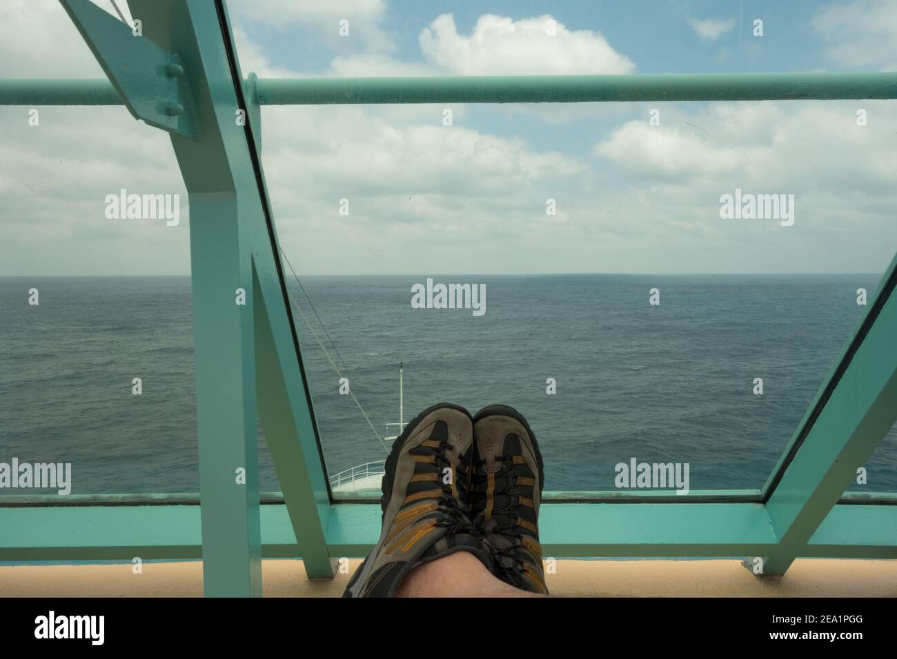 Se reposer sur un transat avec les pieds croisés et regarder devant la ...