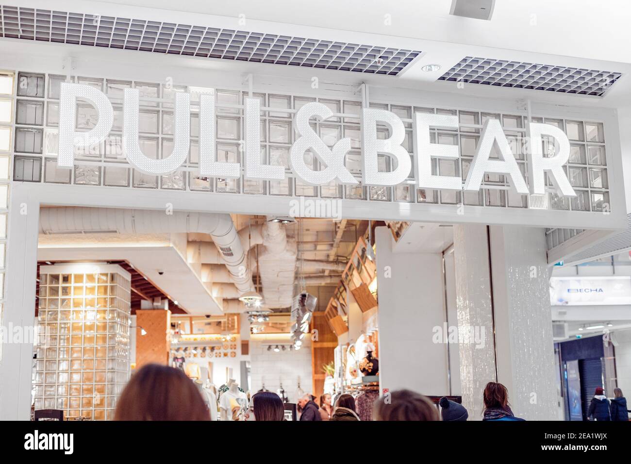14 mars 2020, Ufa, Russie: Magasin de mode Pull and Bear dans le centre ...