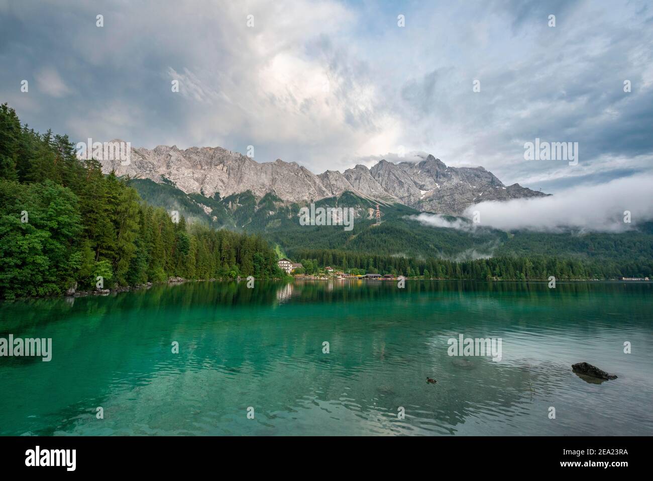 Lac eibsee devant le massif de la zugspitze Banque de photographies et d’images à haute ...