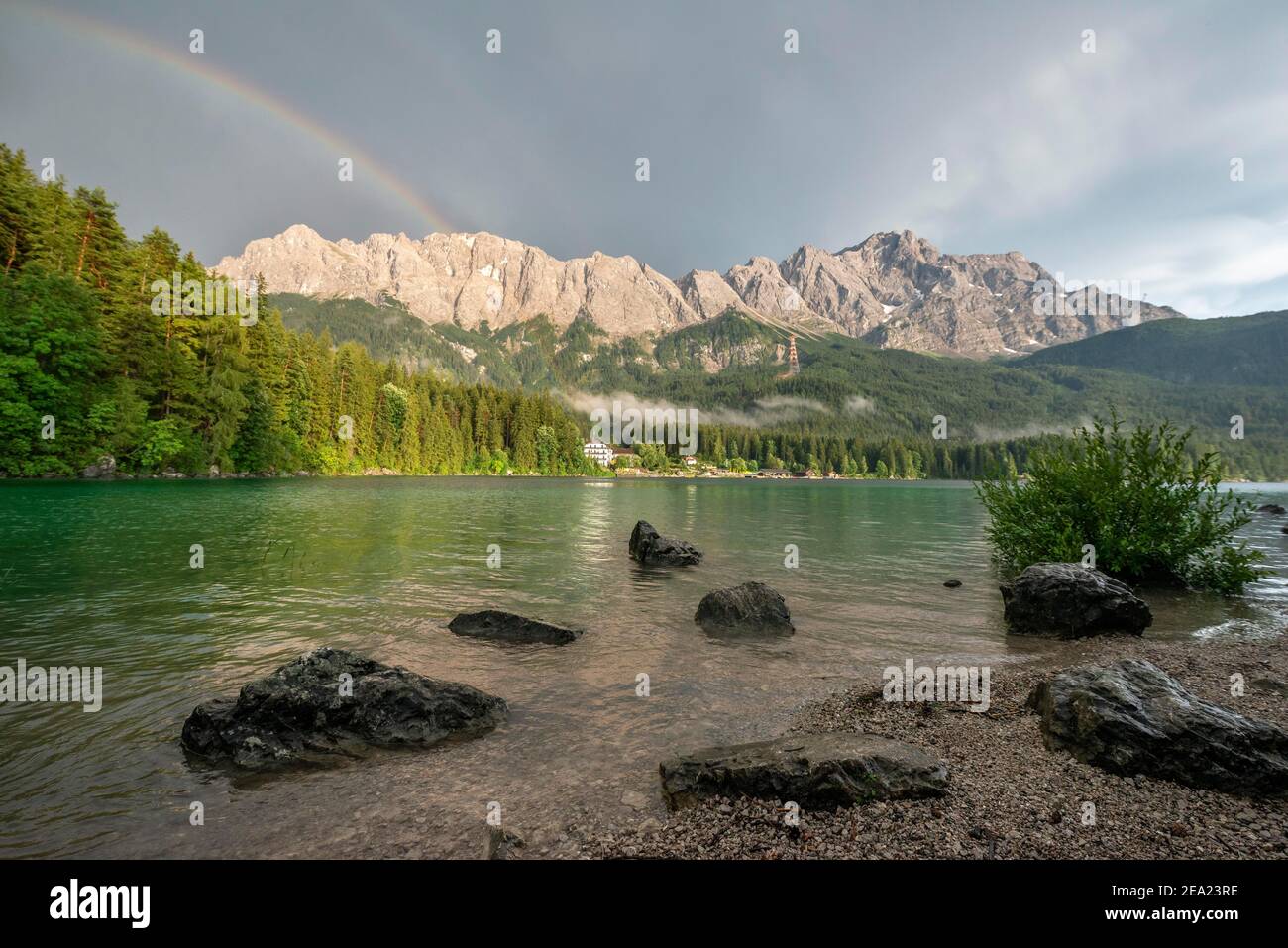 Lac eibsee devant le massif de la zugspitze Banque de photographies et d’images à haute ...