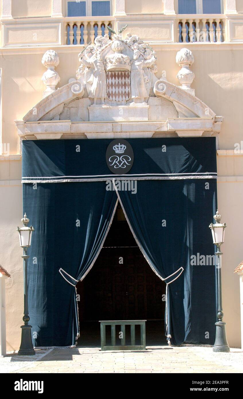 Un rideau noir et les insignes royaux du Prince Rainier III ont été ...