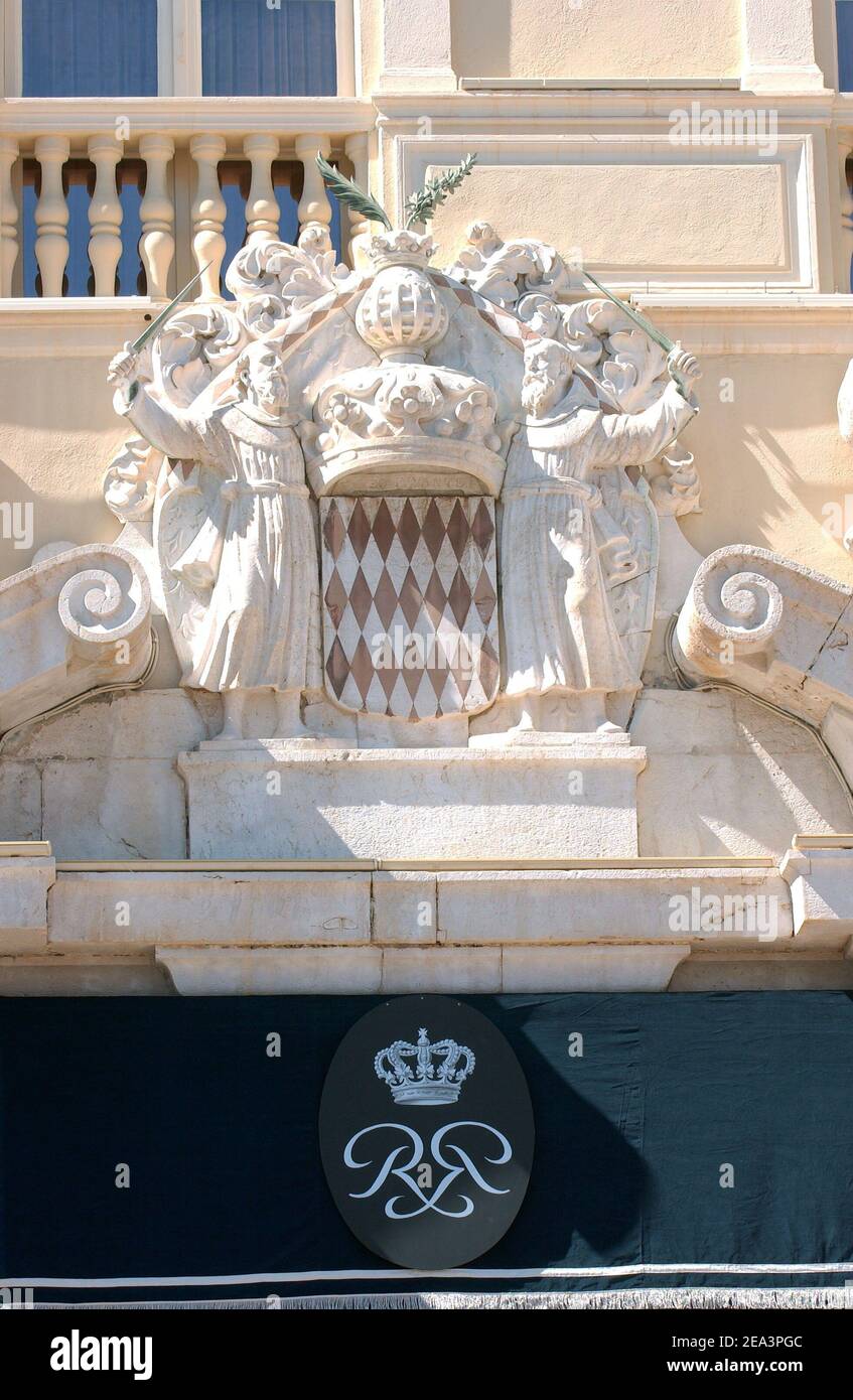 Les insignes royaux du Prince Rainier III ont été placés sous les ...