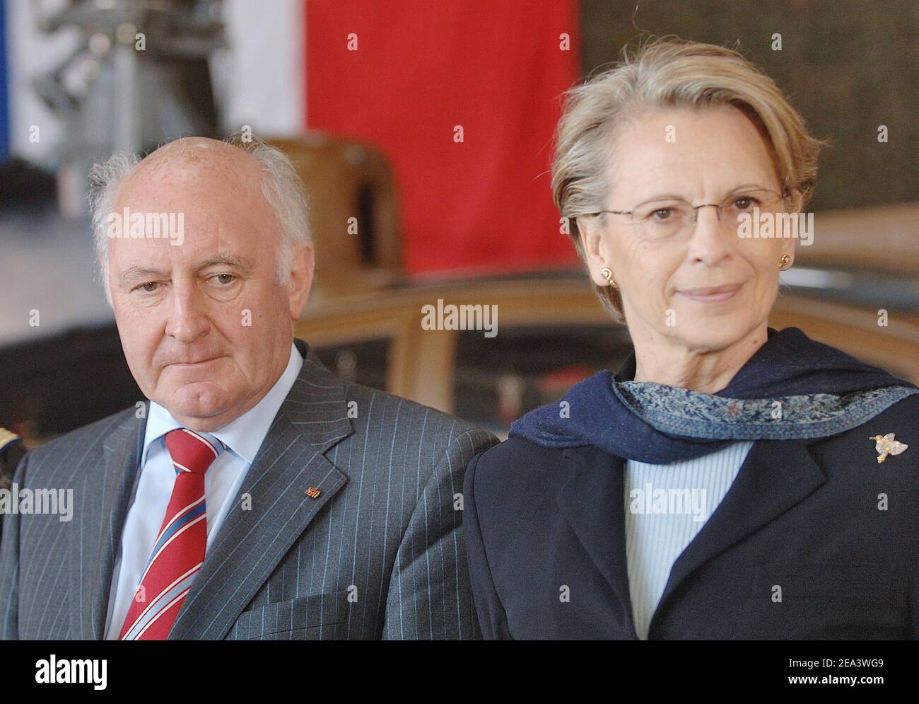 La ministre française de la Défense, Michele Alliot-Marie (R), et le ...