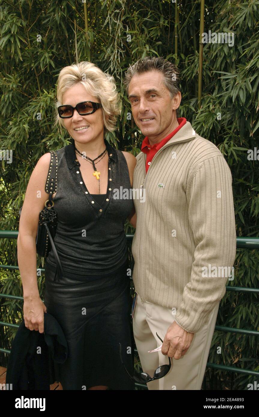 Gerard Holtz, présentateur de la télévision française, et sa femme ...