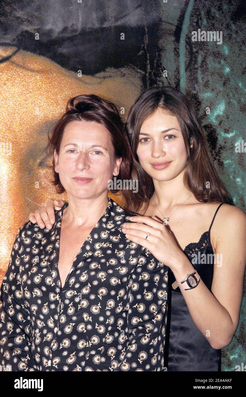 La réalisatrice française Diane Bertrand (L) et membre du casting, la ...