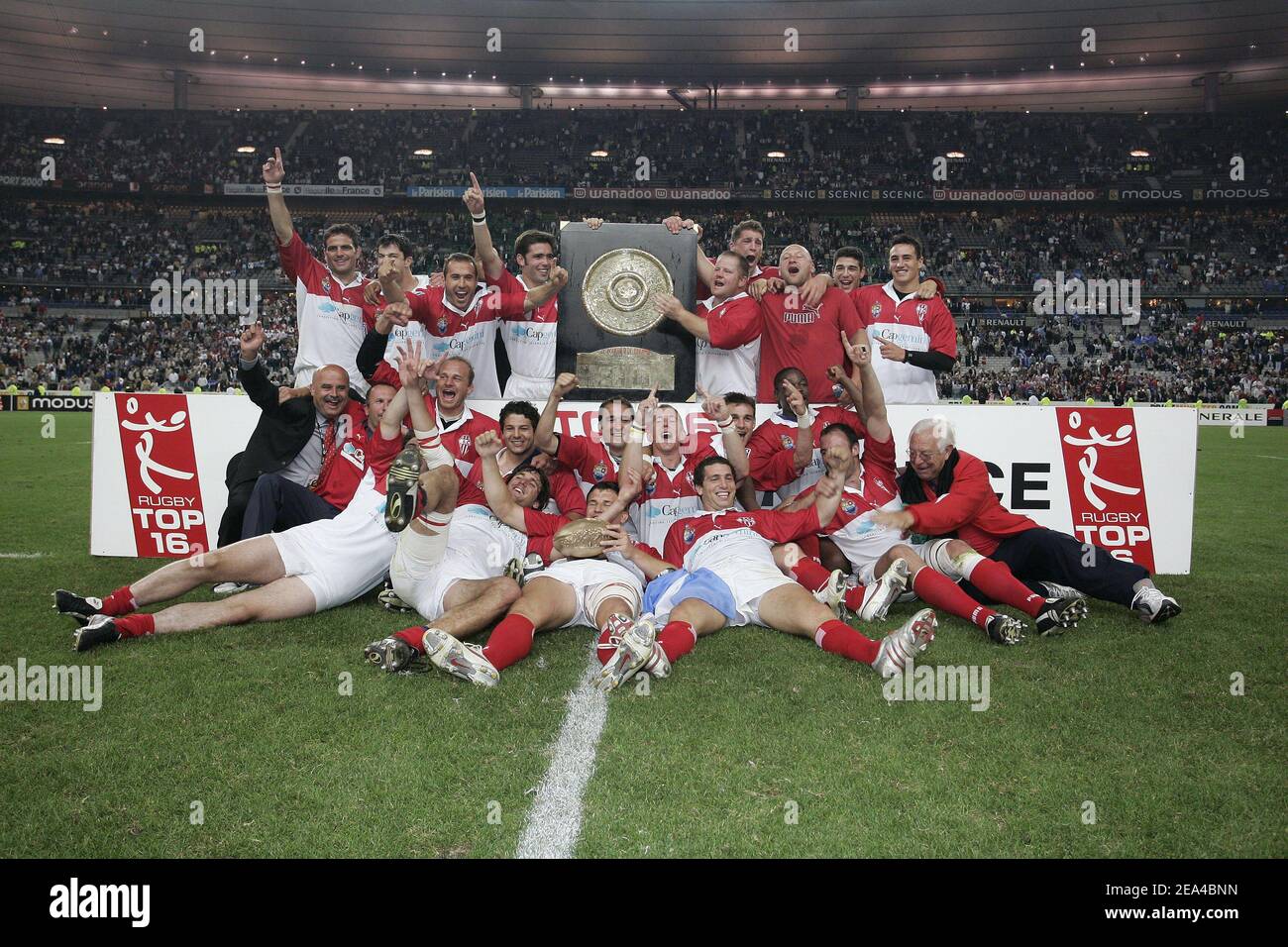 Les joueurs de l'Olympique de Biarritz célèbrent leur trophée après ...