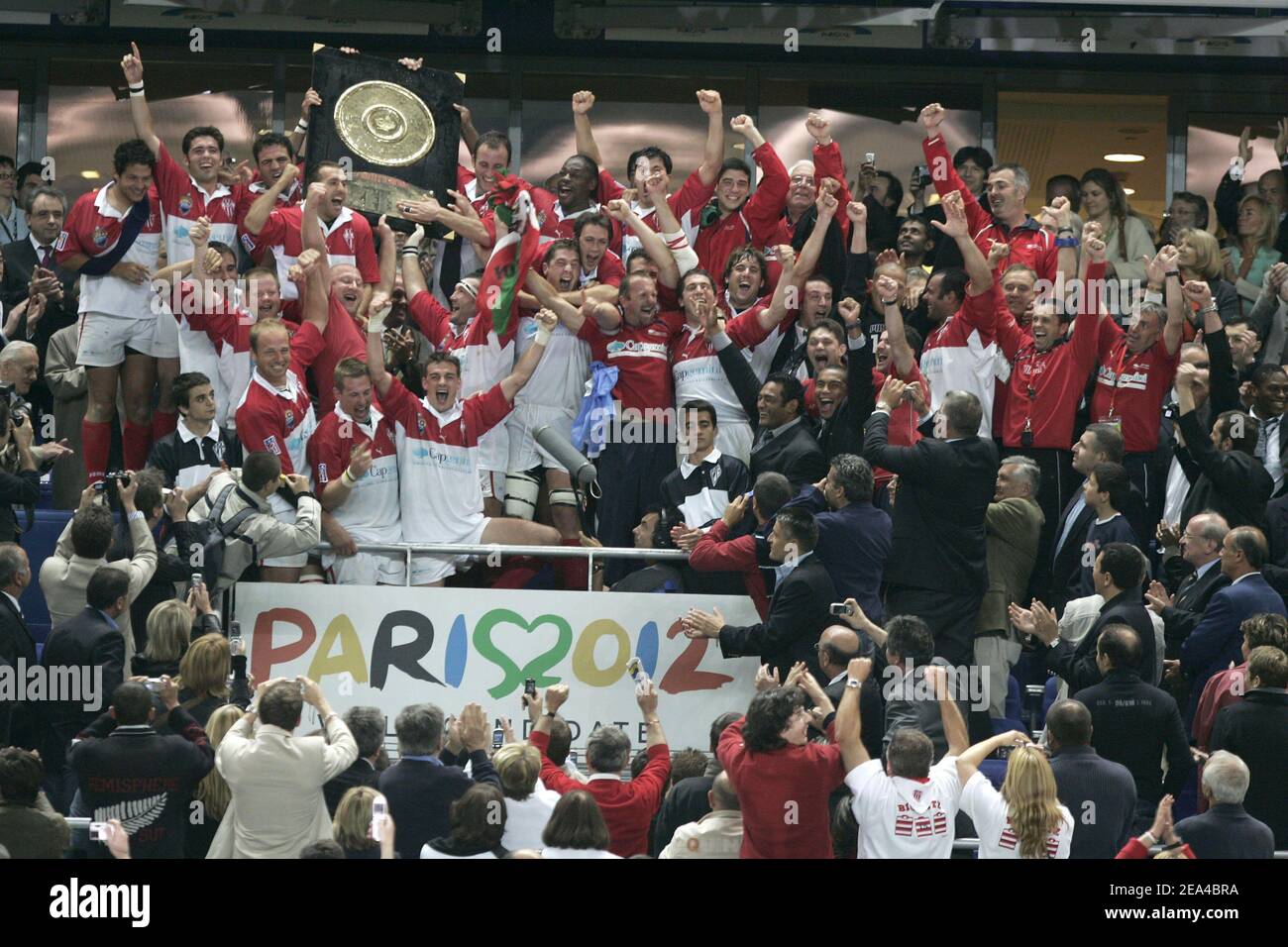 Les joueurs de l'Olympique de Biarritz célèbrent leur trophée après ...