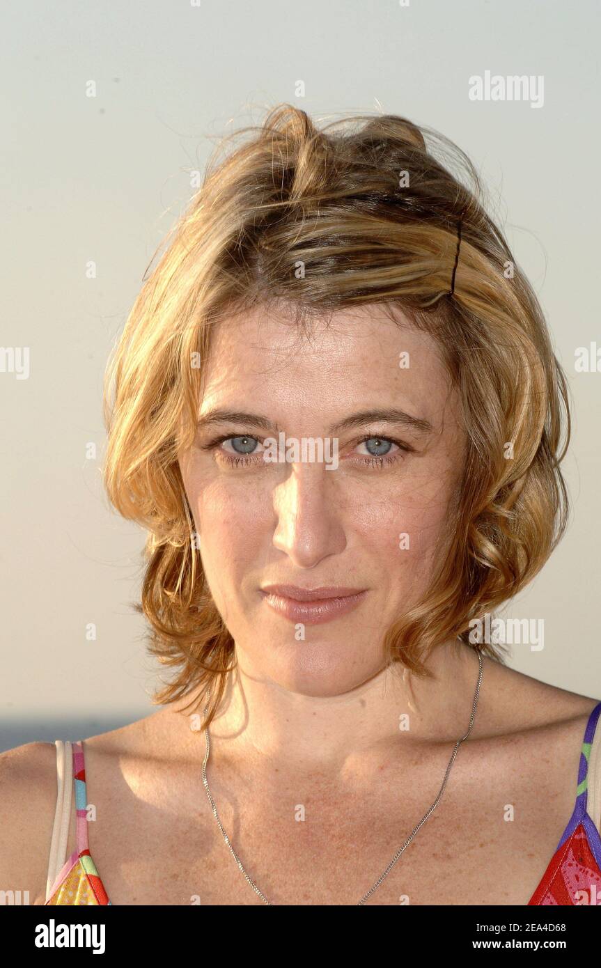 L'actrice italienne Valeria Bruni-Tedeschi pose sur la plage lors du ...