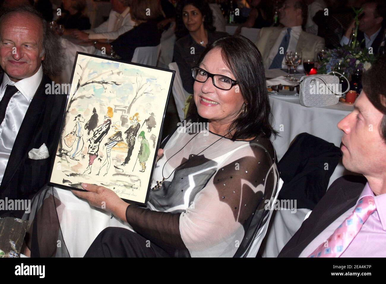 La chanteuse grecque Nana Mouskouri lors d'un dîner de charité organisé ...