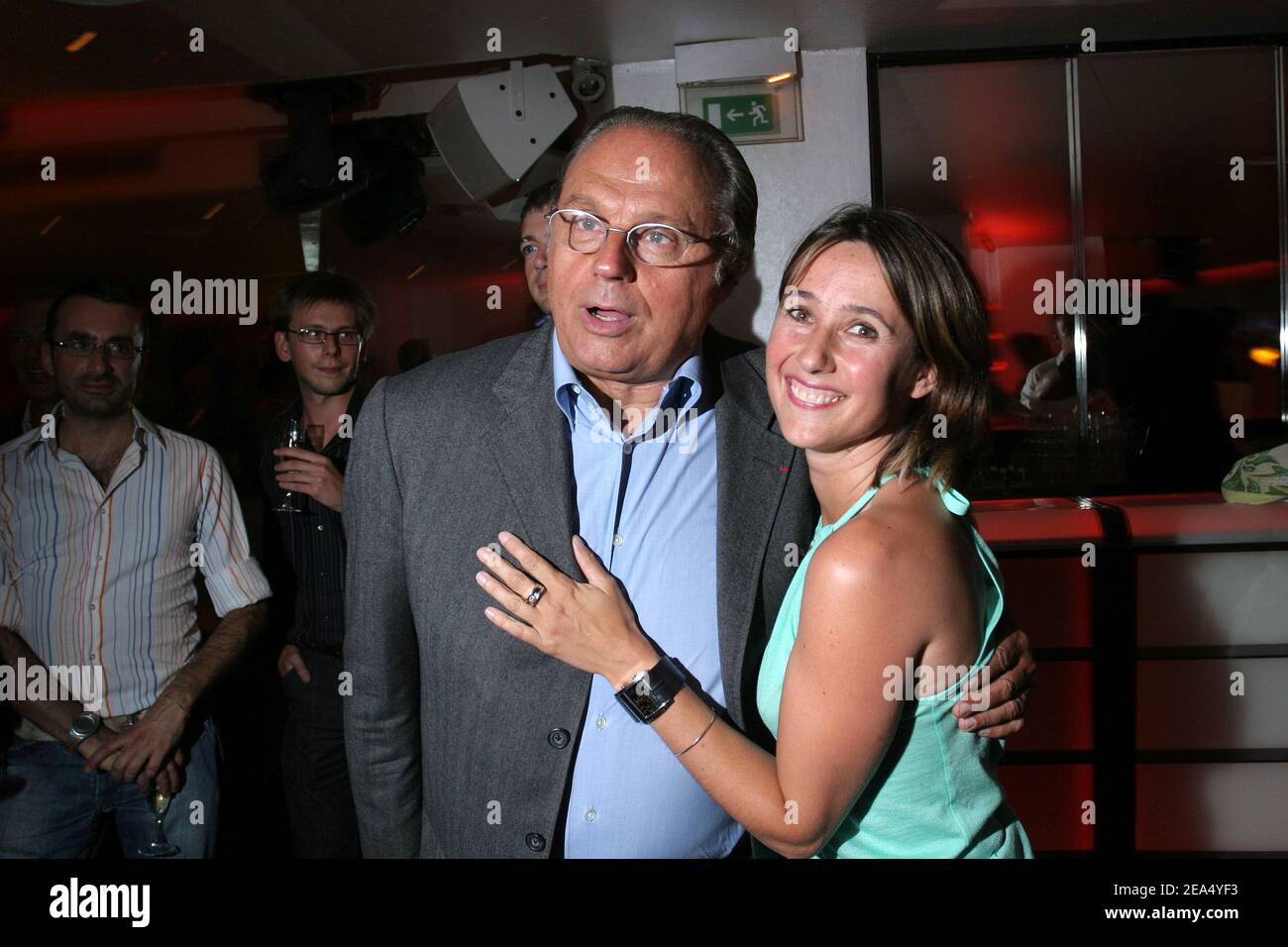 Le producteur français Gerard Louvin (L) pose avec le producteur ...
