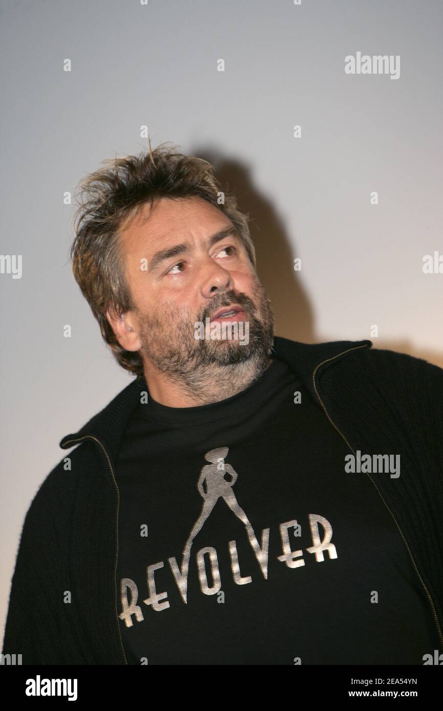 Le producteur Luc Bessson pose à la première française de son film ...