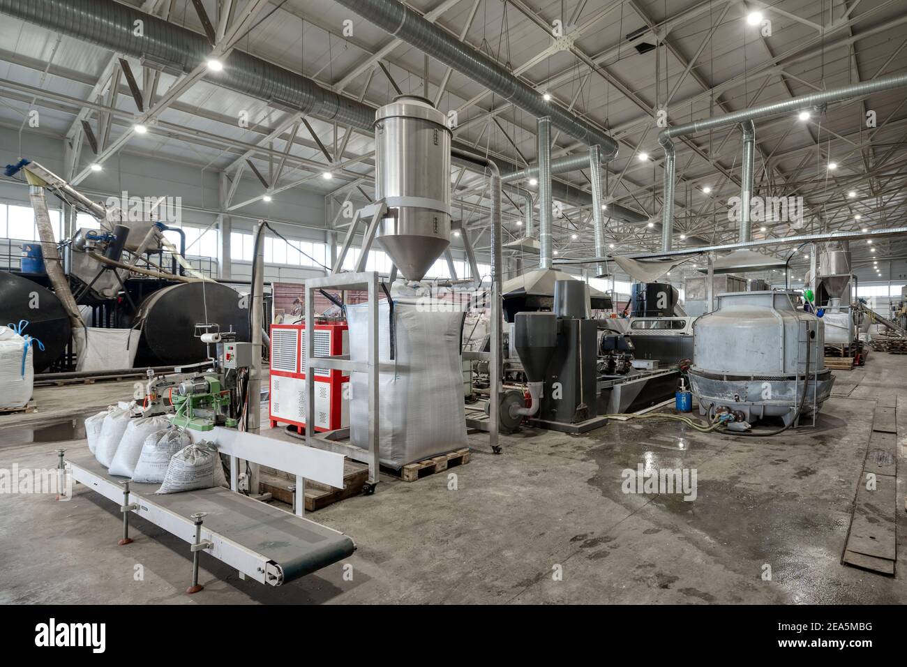 Extrudeuse pour la production de granulés plastiques à partir de ...