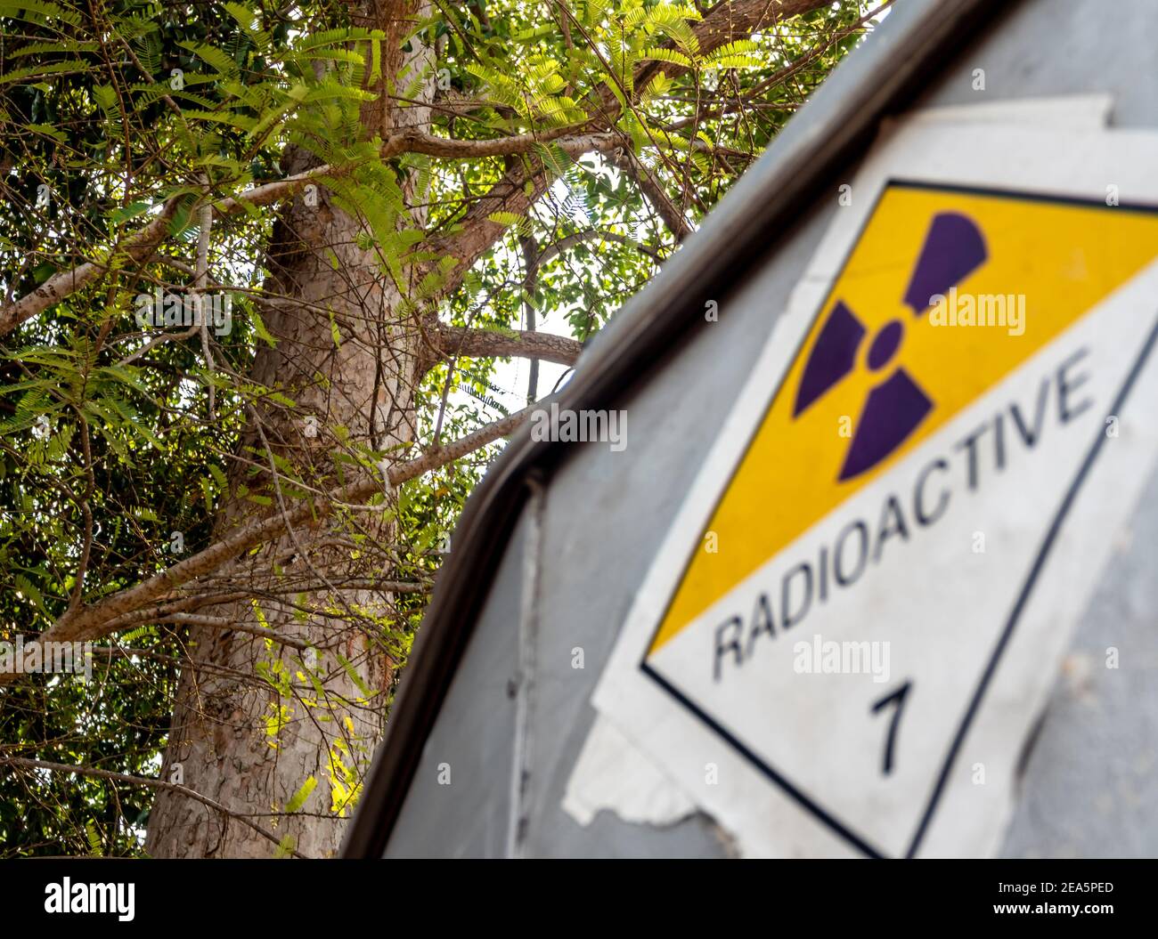 Label caution sign sticker radiation Banque de photographies et d ...