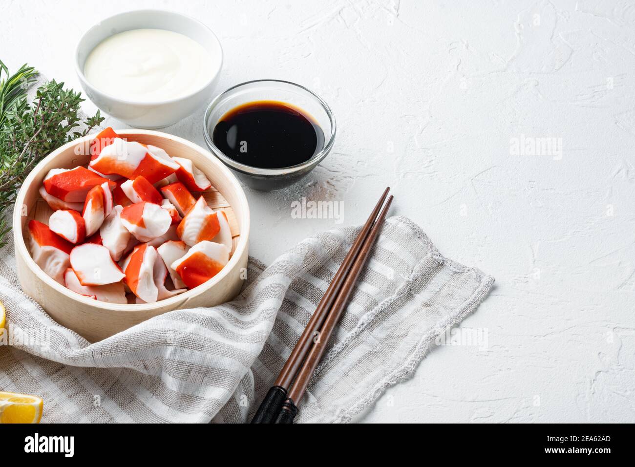 Viande de crabe frais surimi avec crabes de natation bleu, sur plateau ...