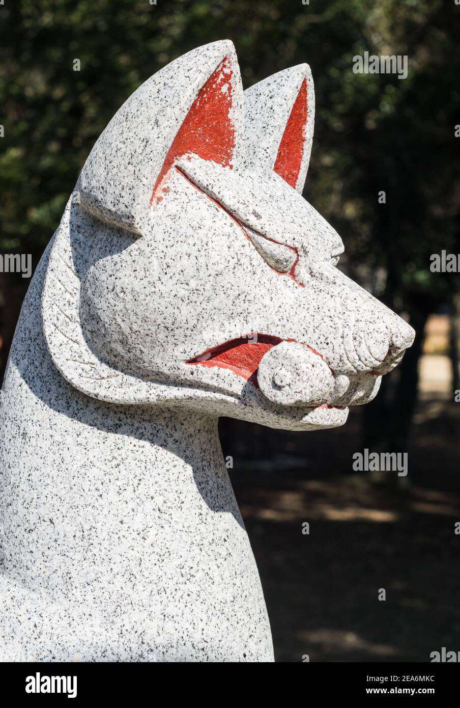 Une statue en pierre d'Inari Okami ou O-Inari, une divinité ou kami ...