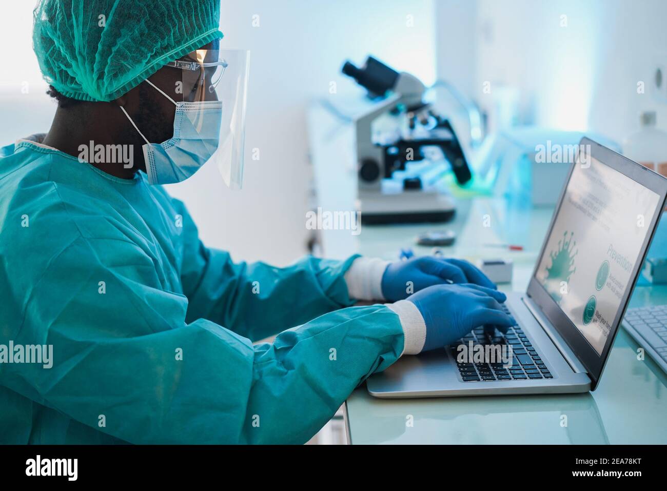 Homme informaticien noir Banque de photographies et d’images à haute ...