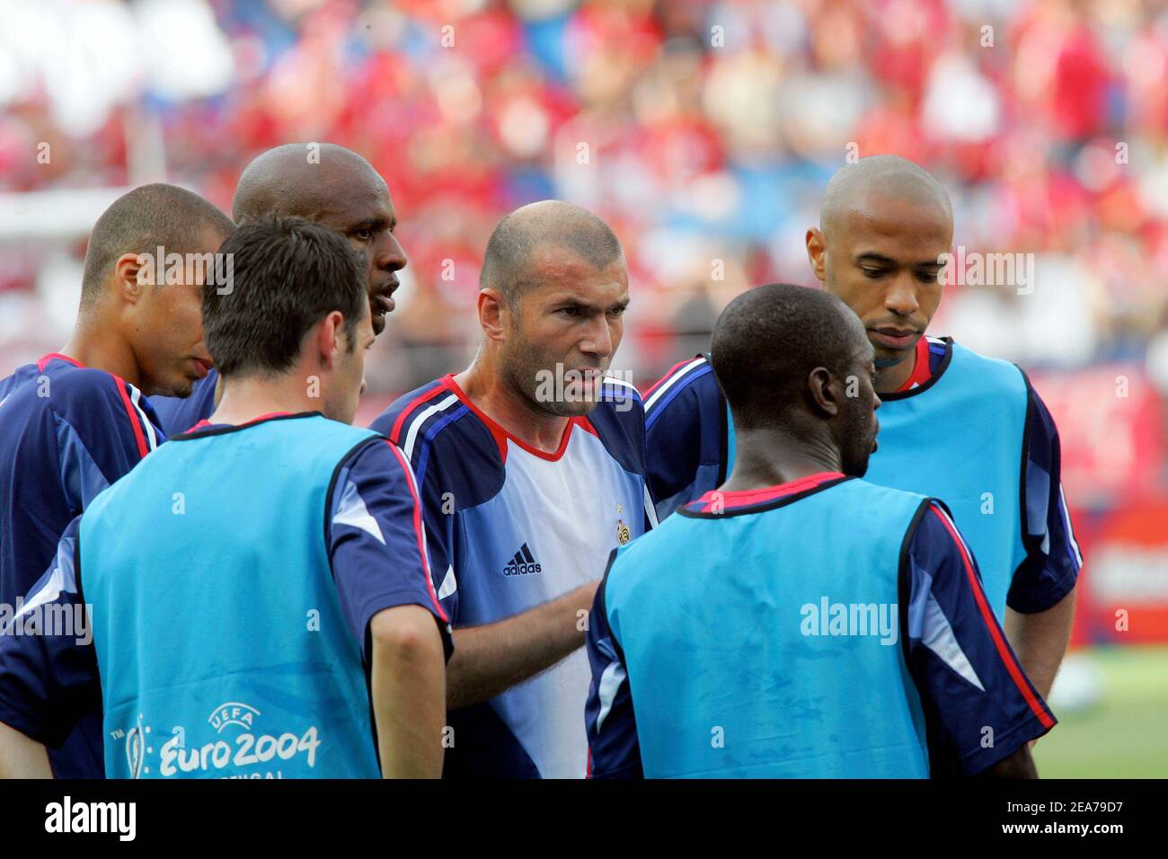 L'équipe française de football écoute le capitaine de France, Zinedine ...
